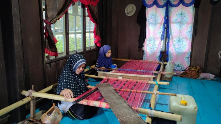 Berkunjung ke Desa Pajam, Desa Tenun Khas Wakatobi - Jilbabbackpacker